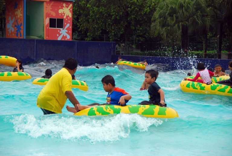Wave pool water park - Longmatic